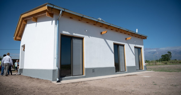 Cómo es la primera casa construida con quincha que entregó el IPV ...