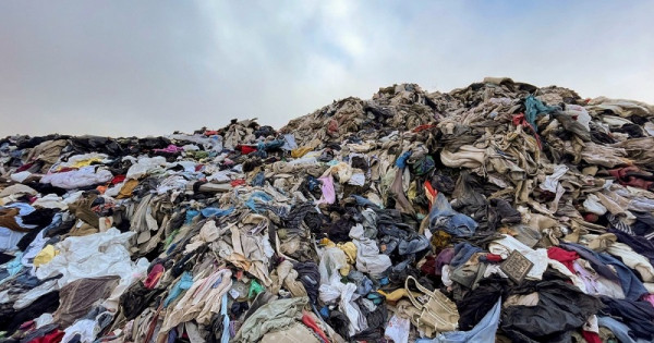 Cómo se formaron las montañas de ropa usada en el desierto de Atacama ...